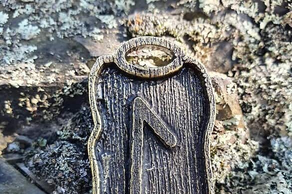 Algiz Rune Meaning: Complete Guide to the Norse Protection and Divine ...